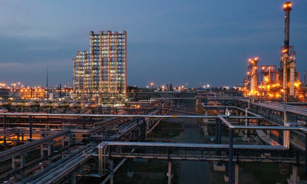 Omsk'ta Rusya'nın en büyük petrol rafinerisi patlama - Harici